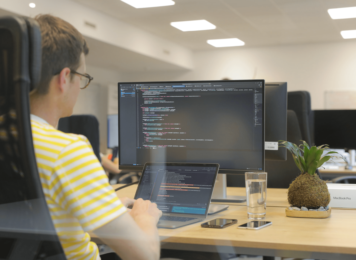 How to successfully outsource software development: step-by-step guide | DECODE